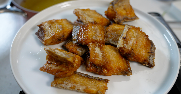 Crispy Fried Belt Fish 香酥带鱼 – CookingBomb